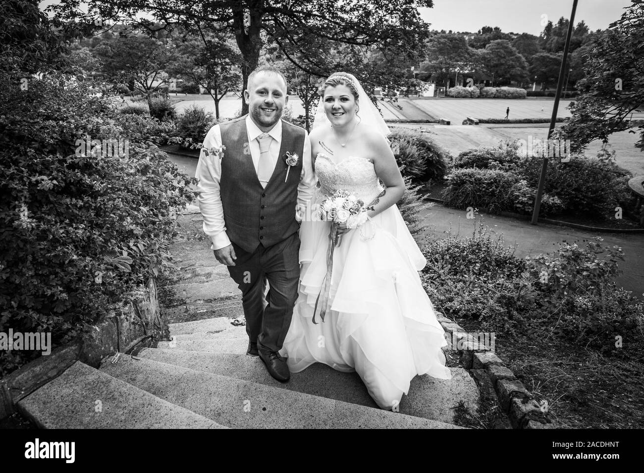 Bride & Groom have wedding pictures at Floral Hall, Tunstall Park ...