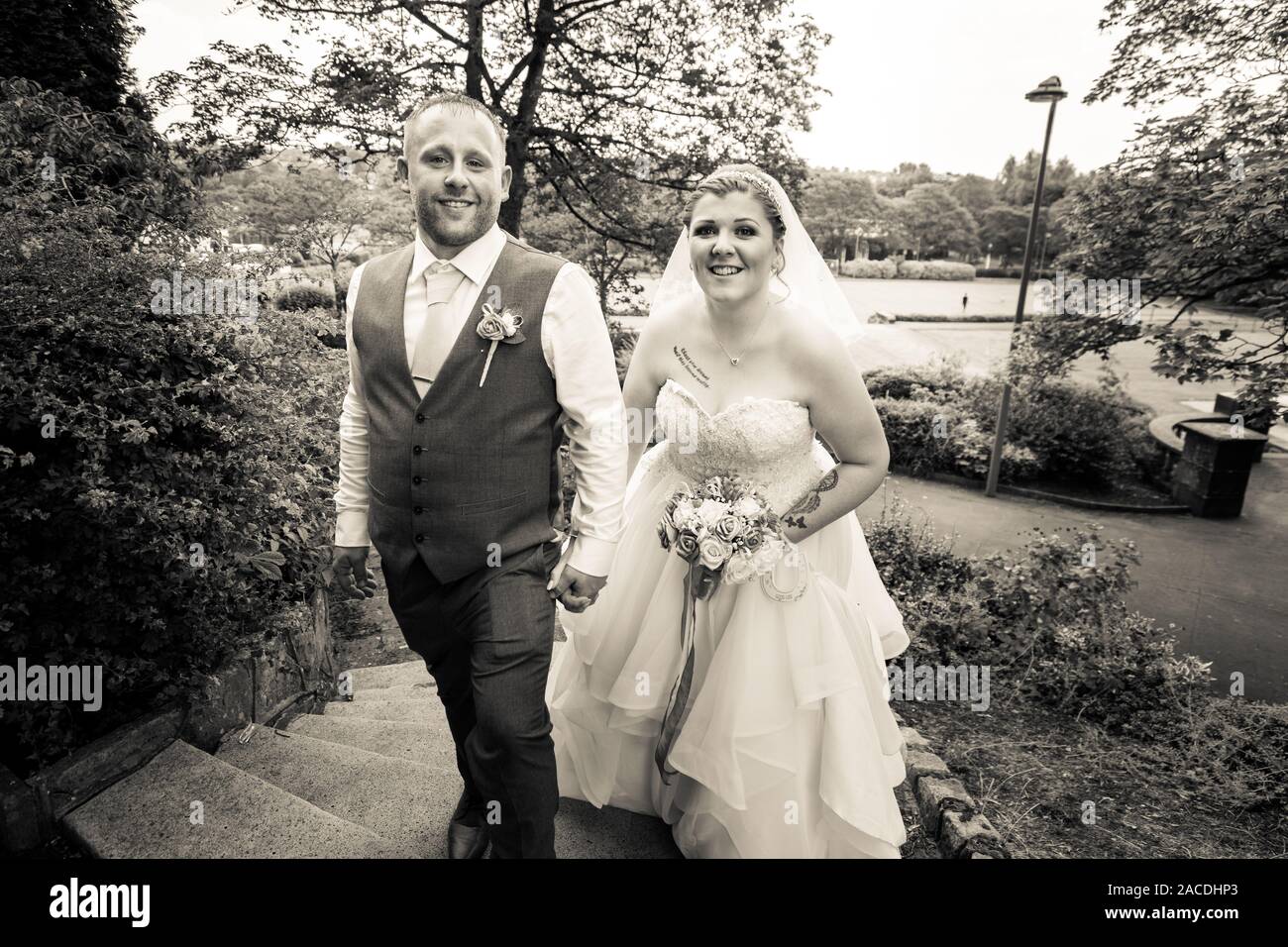 Bride & Groom have wedding pictures at Floral Hall, Tunstall Park ...