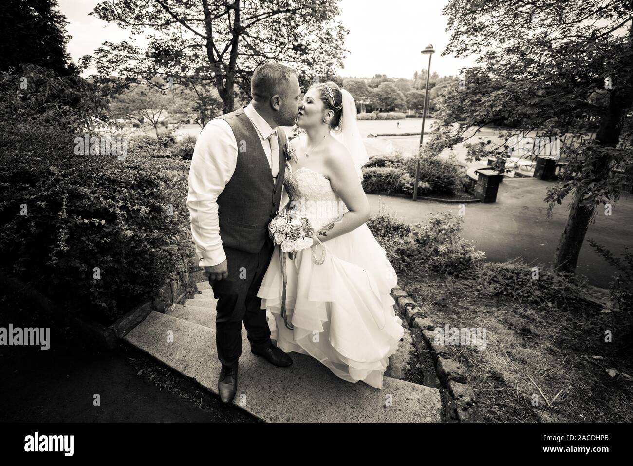 Bride & Groom have wedding pictures at Floral Hall, Tunstall Park ...