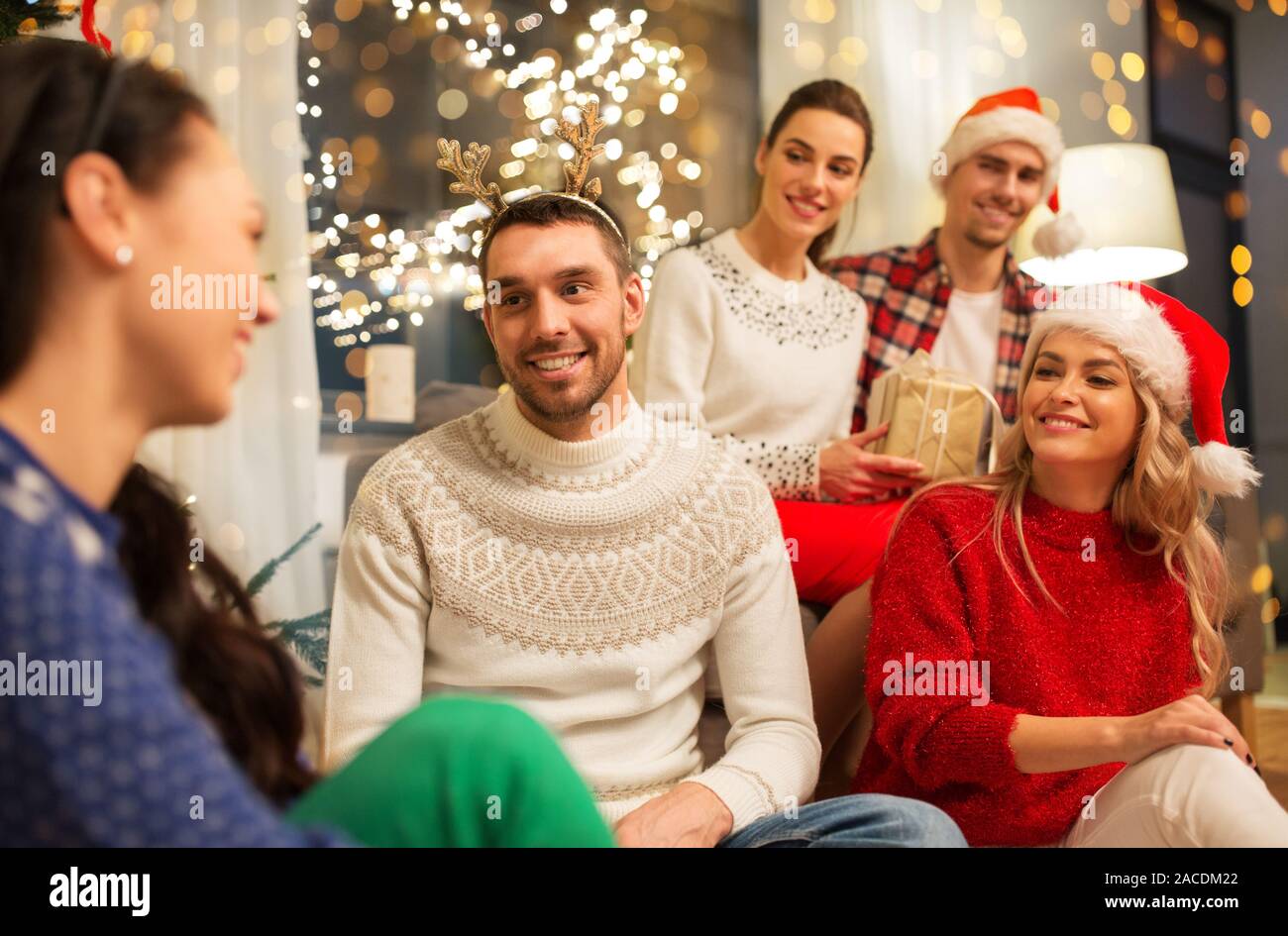friends celebrating christmas at home party Stock Photo - Alamy