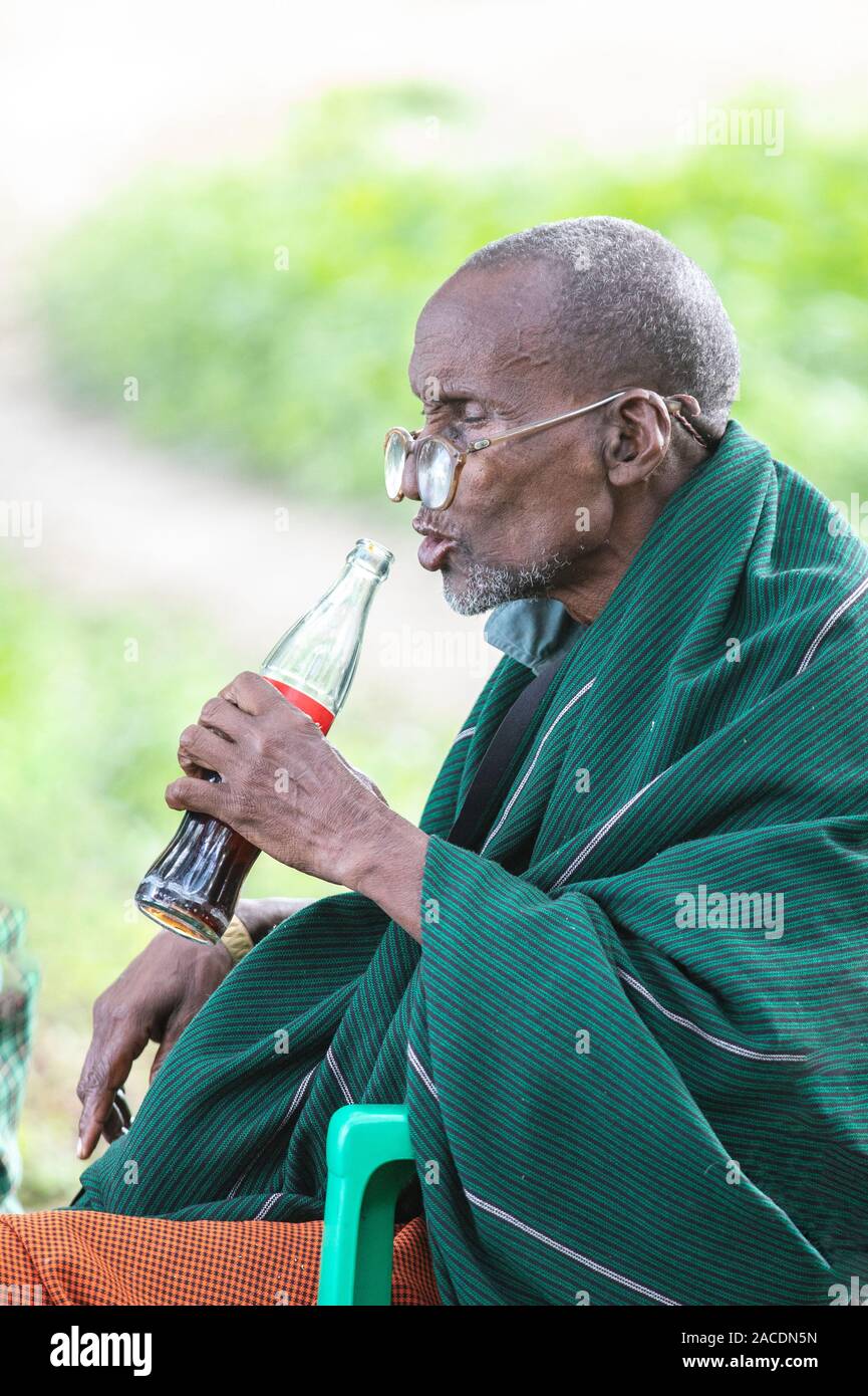 African drinking coca cola hi-res stock photography and images - Alamy