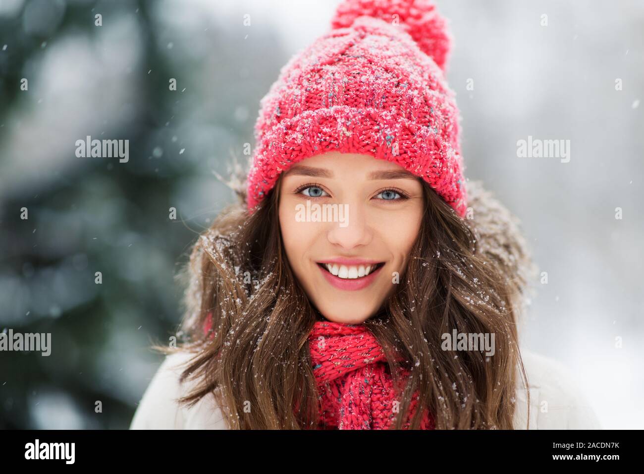Teen girl in winter clothes hi-res stock photography and images - Alamy