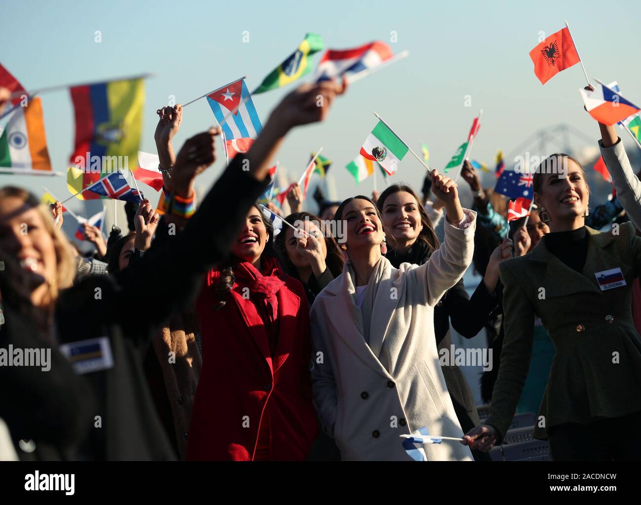 Current Miss World Vanessa Ponce of Mexico (centre) with former winner ...