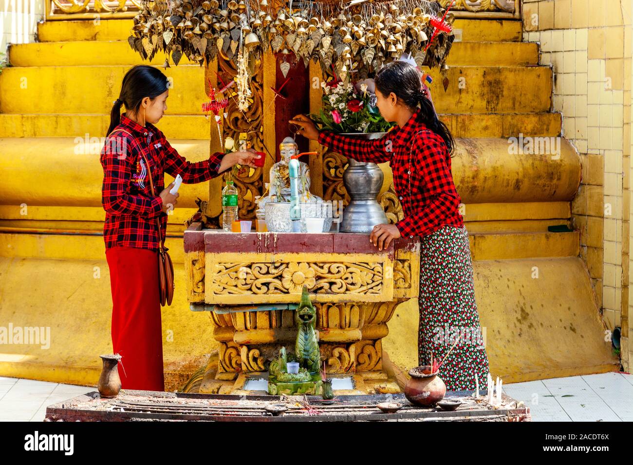 Woman statue pouring water hi-res stock photography and images - Alamy