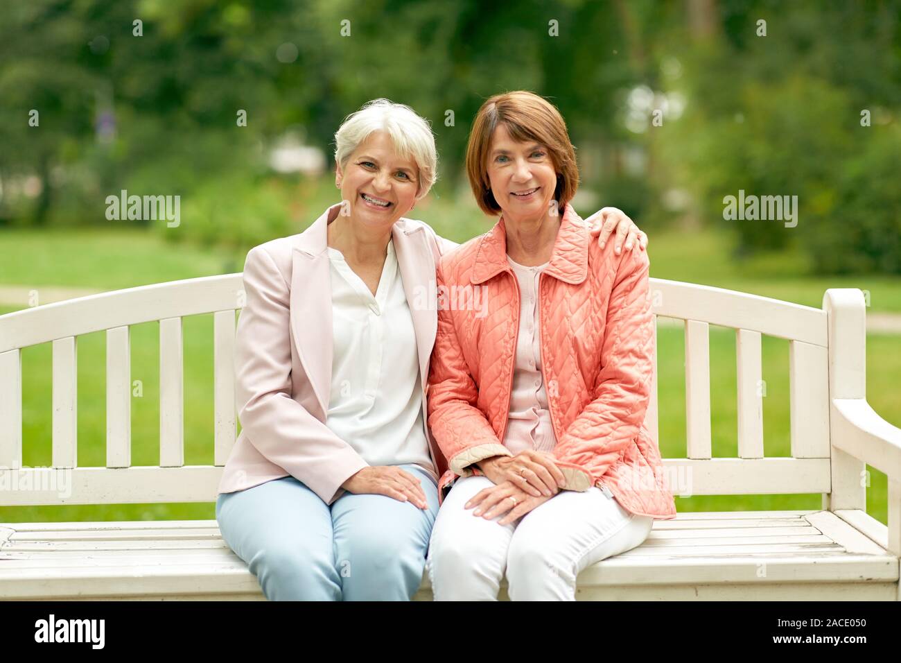 Two old women best friends hi-res stock photography and images - Alamy