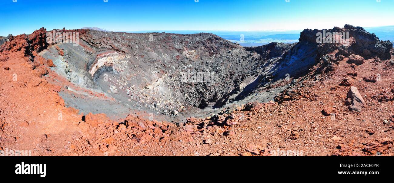 Volcanic Crater of Mount Ngauruhoe (Mount Doom) at Tongariro Alpine ...