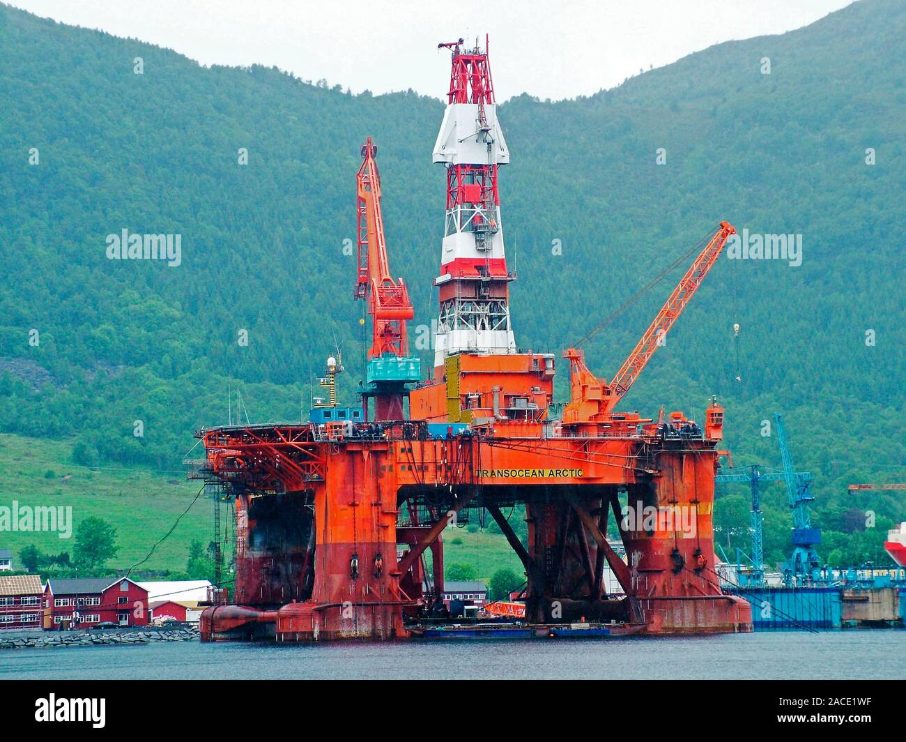 Arctic drilling platform hi-res stock photography and images - Alamy