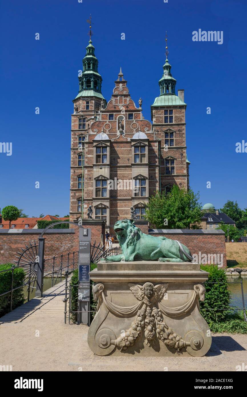 A lion statue outside the Rosenborg Castle in Copenhagen, Denmark Stock ...