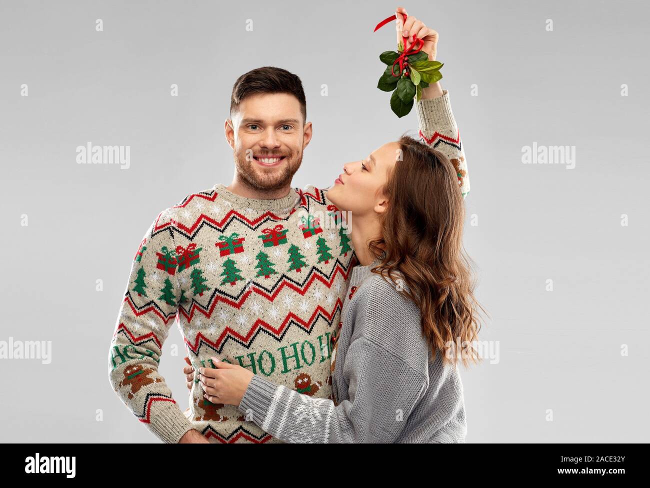 Couple under mistletoe hi-res stock photography and images - Alamy