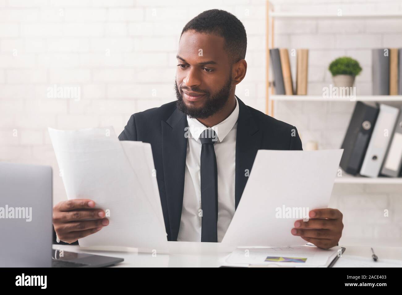Reading papers hi-res stock photography and images - Alamy