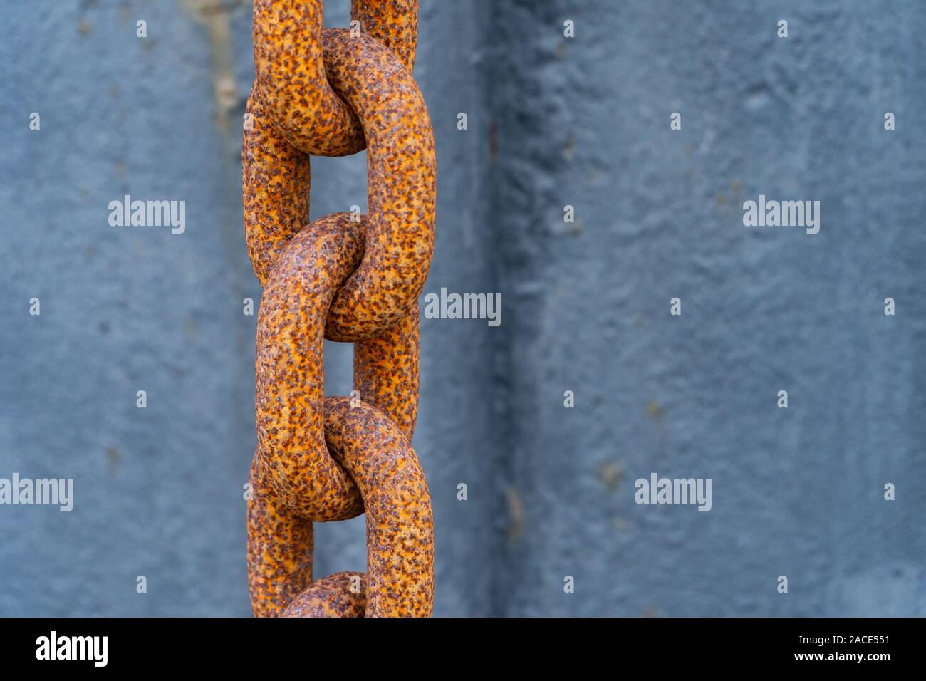 Thick line chain hi-res stock photography and images - Alamy