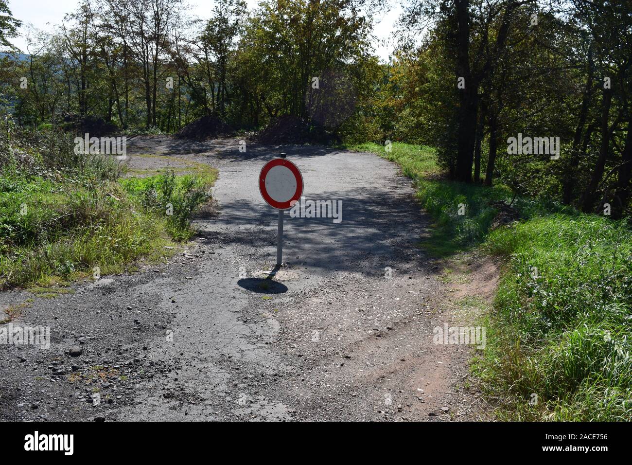 bad roadside parking with rough ground Stock Photo - Alamy
