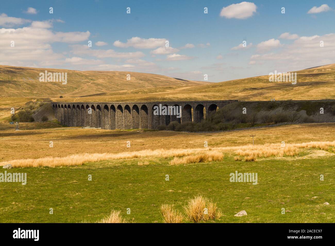 Ribblehead Viaduct, landscape with hills behind Stock Photo - Alamy