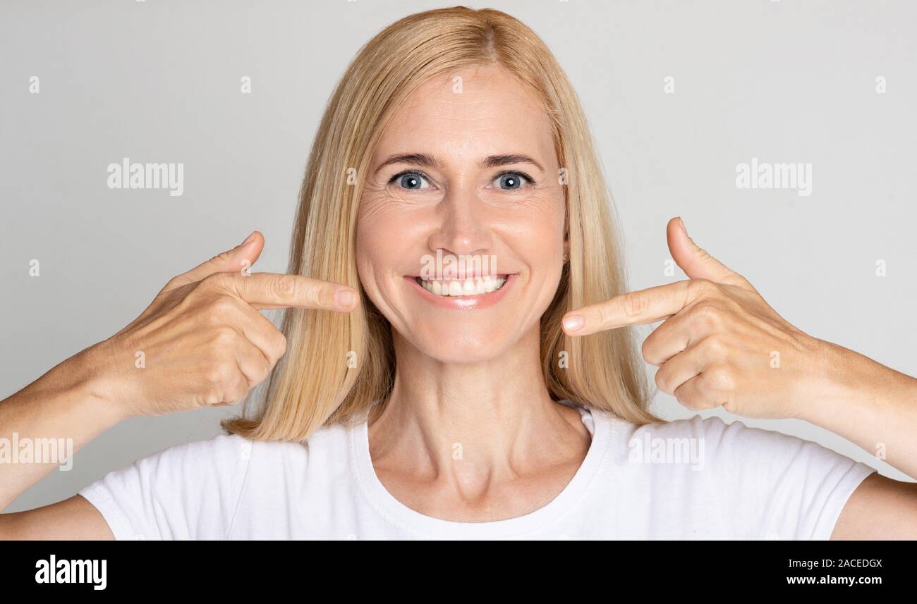 Perfect smile and teeth hi-res stock photography and images - Alamy