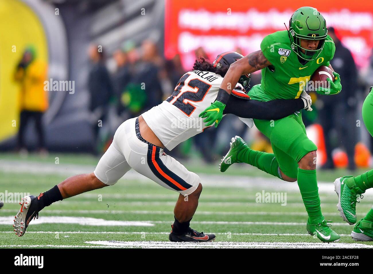 Oregon Ducks running back CJ Verdell (7) runs the ball against Oregon ...