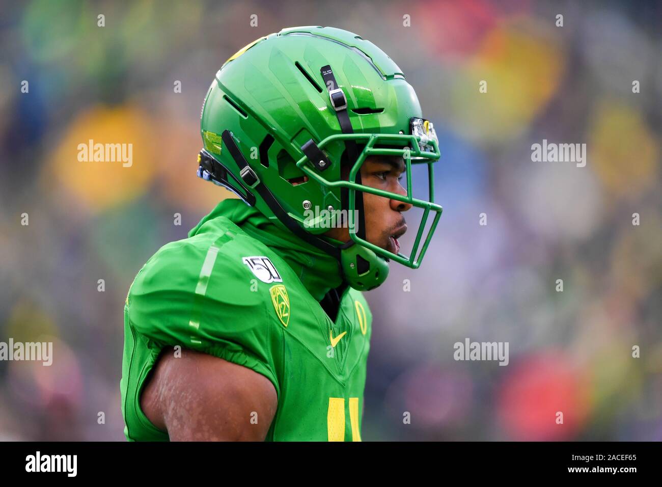 Oregon Ducks cornerback Thomas Graham Jr. (4) looks at the Oregon State ...