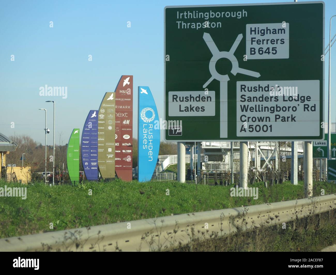 The approach along the A45 eastwards at the roundabout for Rushden ...