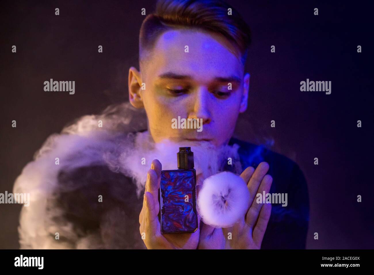 Vaping expo hi-res stock photography and images - Alamy