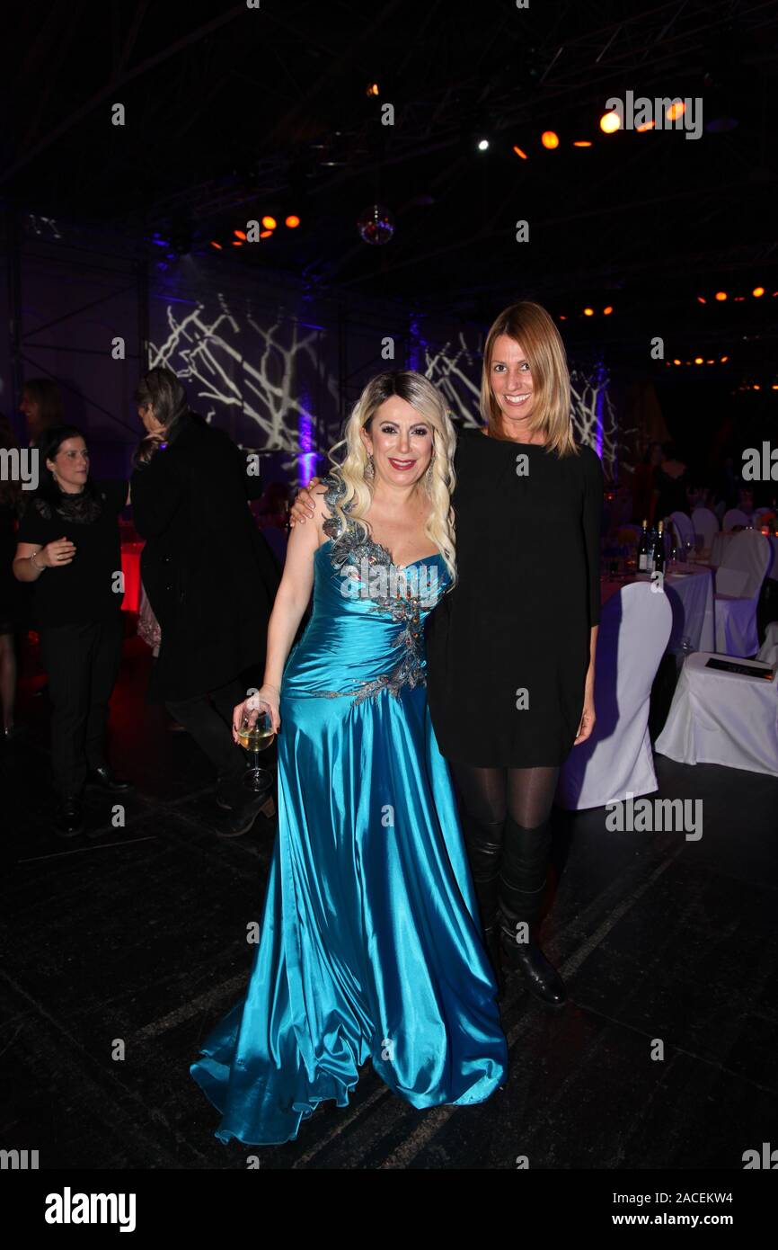 Ayfer Arslan und die Partnerin von Balian Buschbaum bei der CHARITY ...