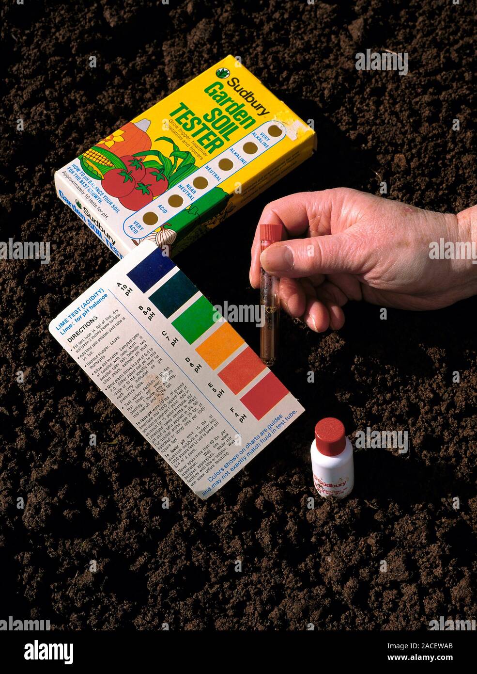 Soil testing kit. Analysing soil sample to discover ph of soil Stock ...