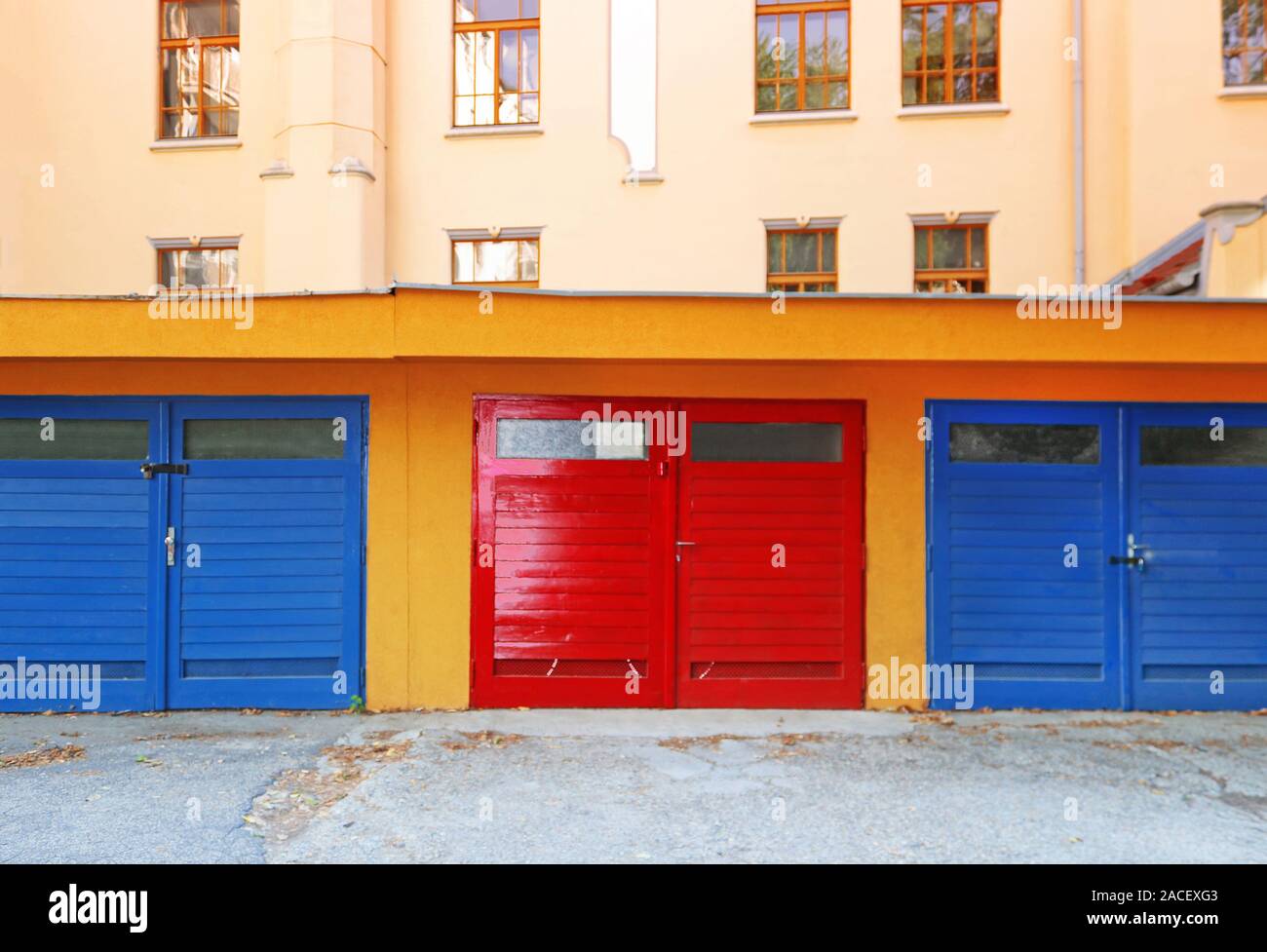 Red garages hi-res stock photography and images - Alamy