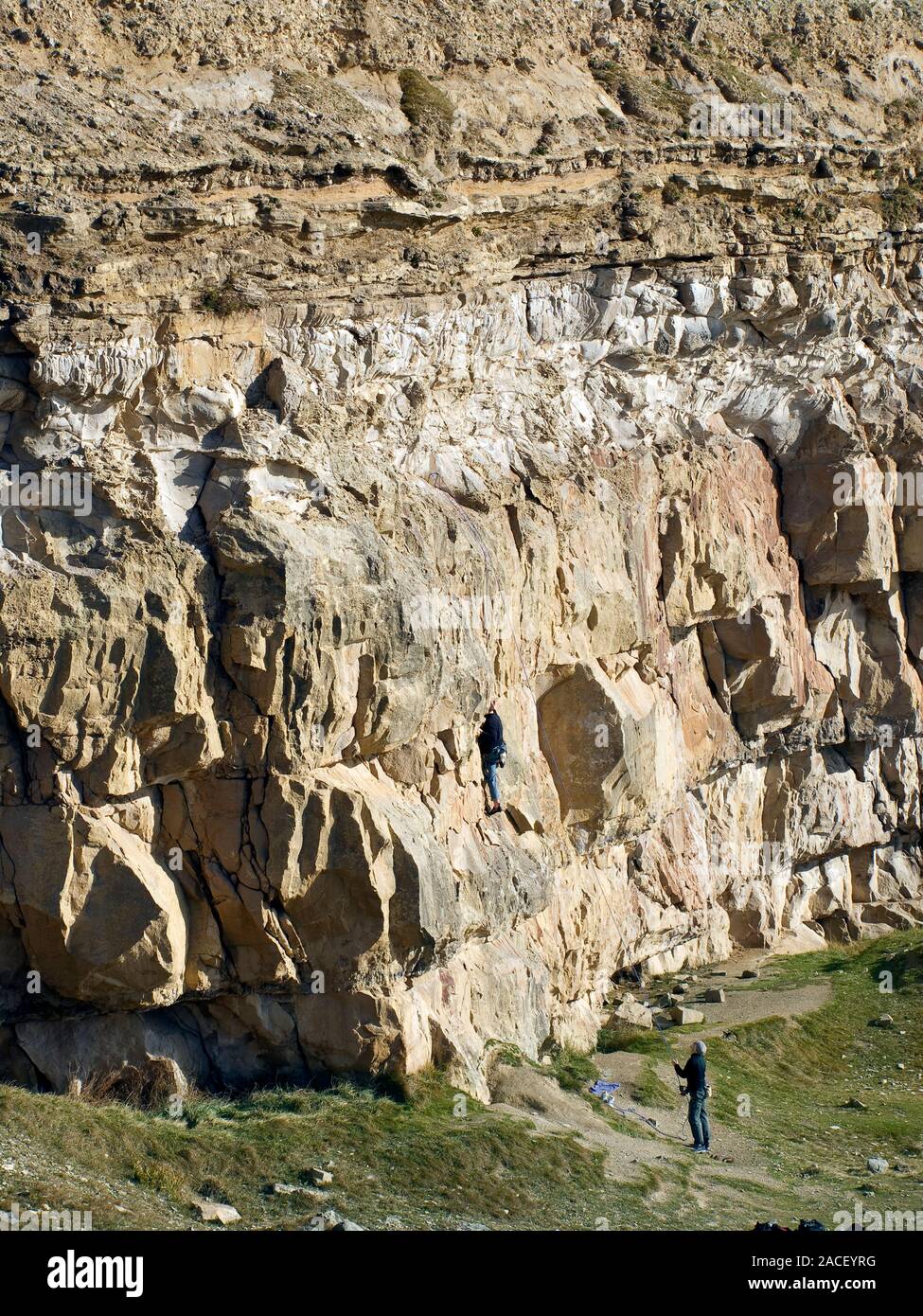 Cliff face. Portland Freestone is seen (lower layers) beneath the paler ...