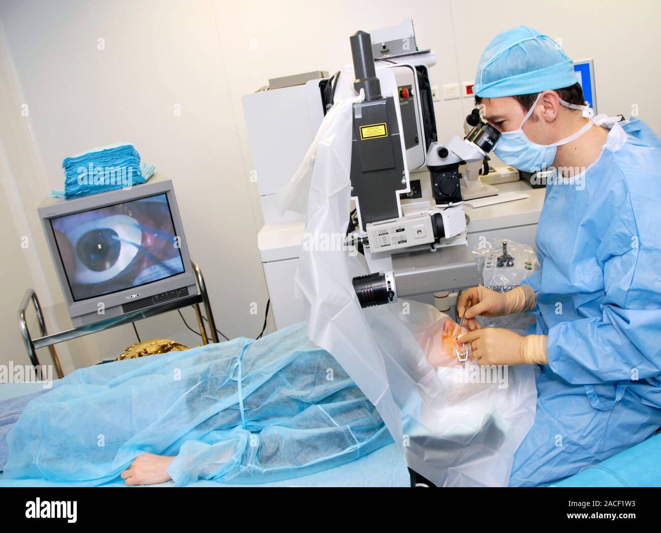 Laser eye surgery. Surgeon carrying out excimer laser refractive ...