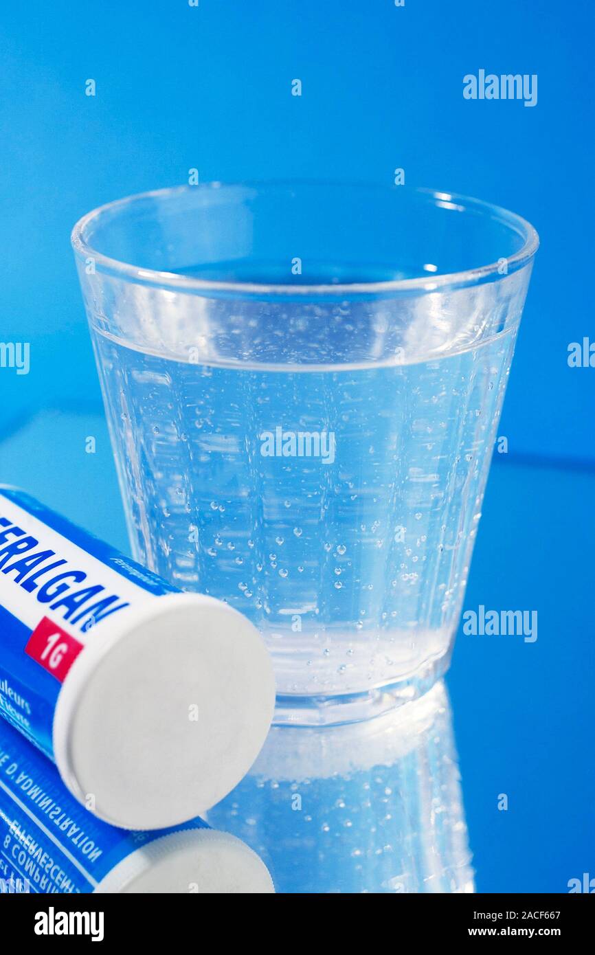 Paracetamol tablets. Tube of paracetamol tablets and a glass of water ...