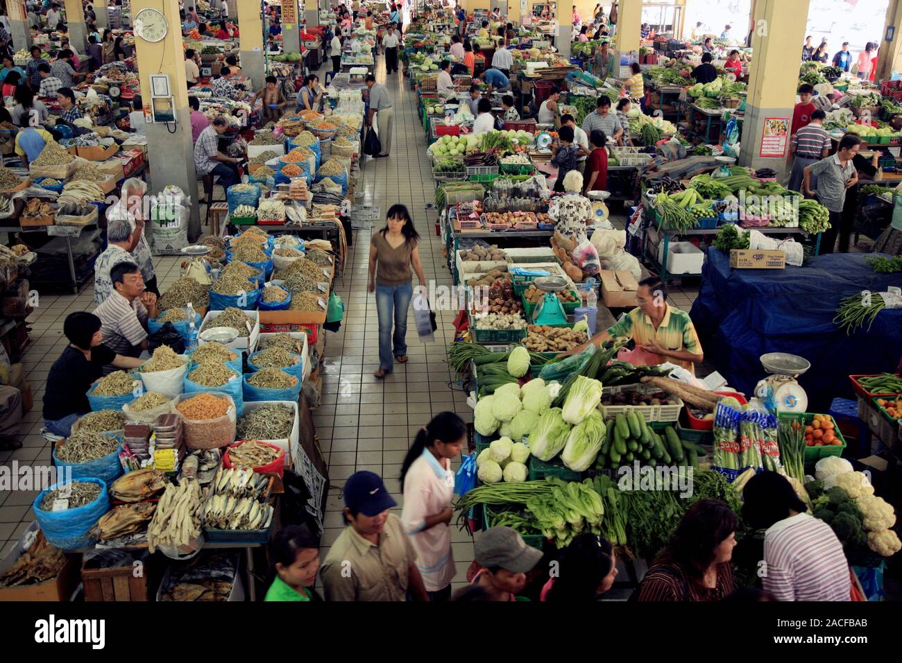 Malaysia, Borneo, Sarawak, Sibu Market, people at marketplace with ...