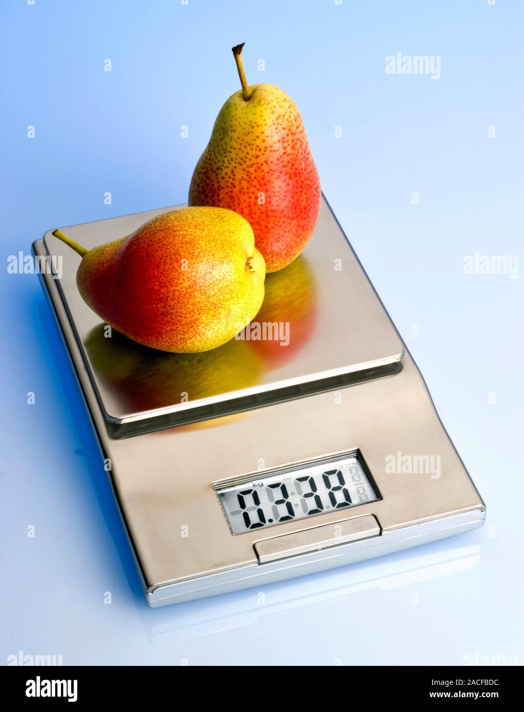 Pears on a digital scales weighing in kilos Stock Photo - Alamy