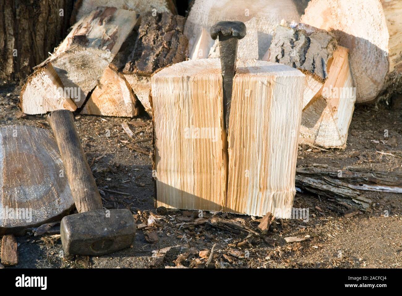 Splitting of part of a transverse section of a log using a wedge and ...