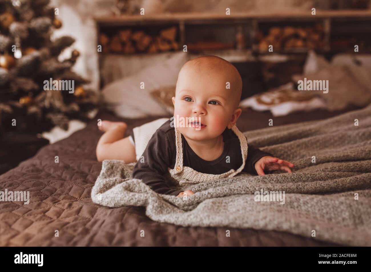 Child looking up at tree hi-res stock photography and images - Alamy