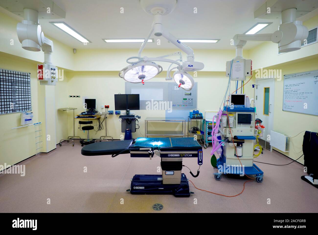 Operating theatre. Empty hospital operating theatre with surgical ...