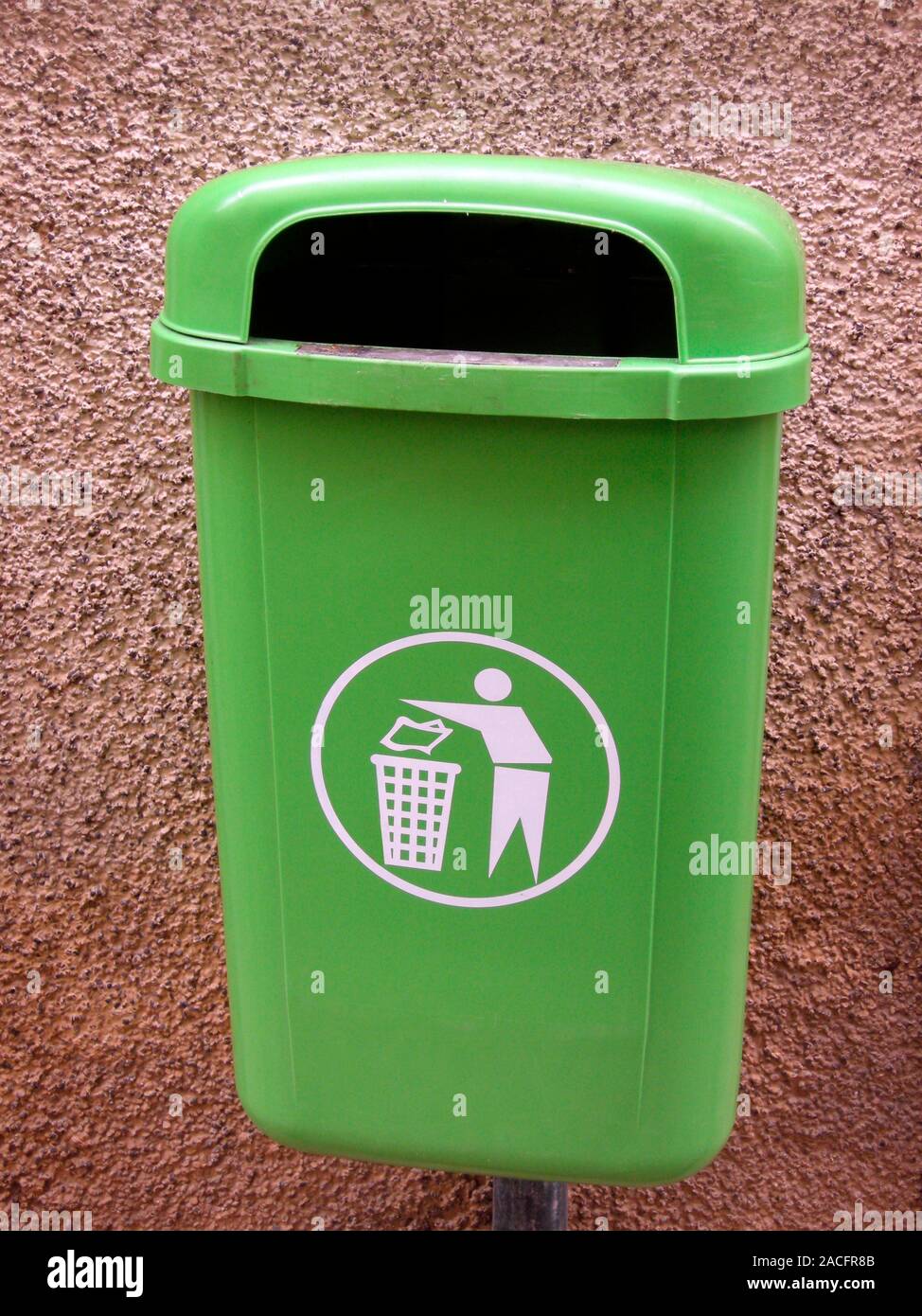 Litter bin with a 'no littering' sign on the front Stock Photo - Alamy