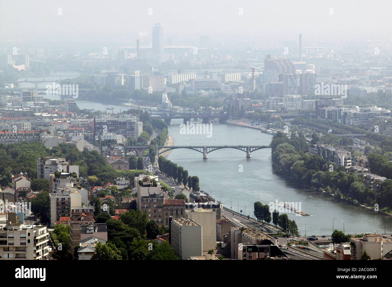 Air pollution (smog) over Paris, France. Photographed in 2005 Stock ...