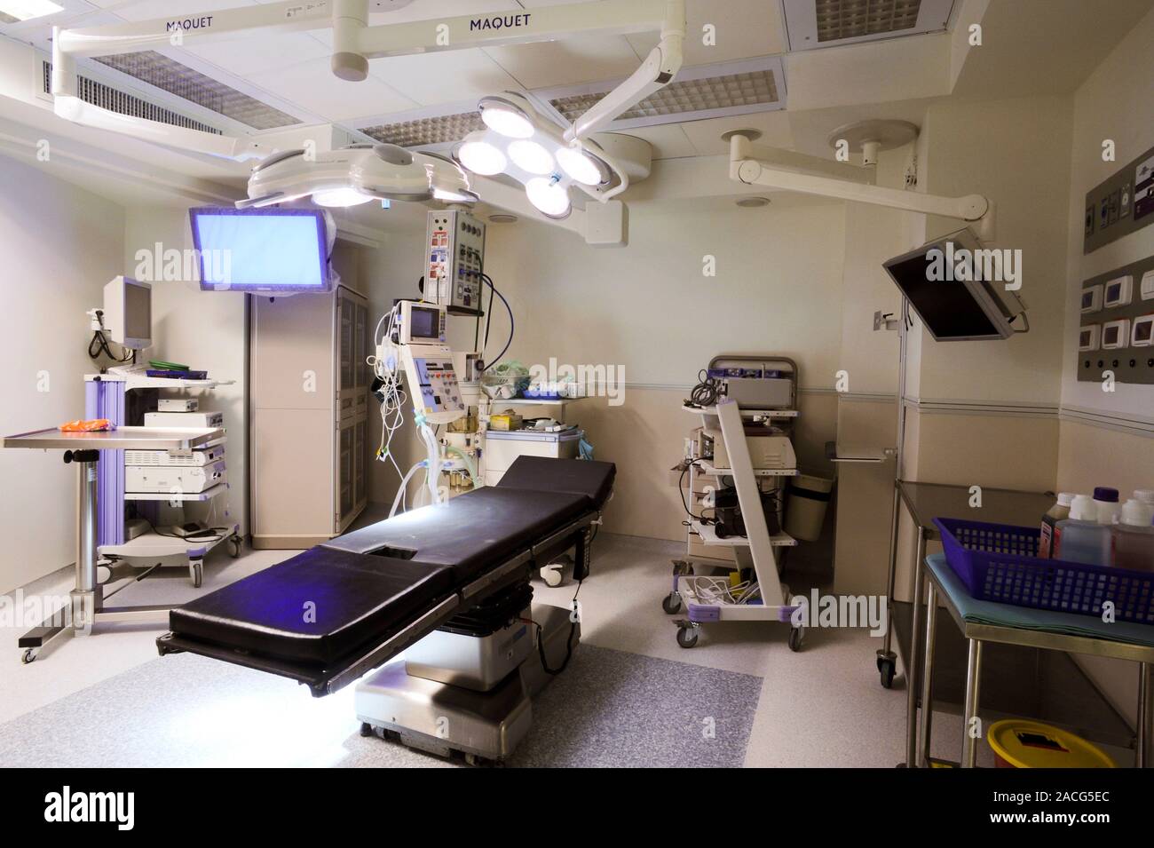 Operating theatre. Empty hospital operating theatre with surgical ...