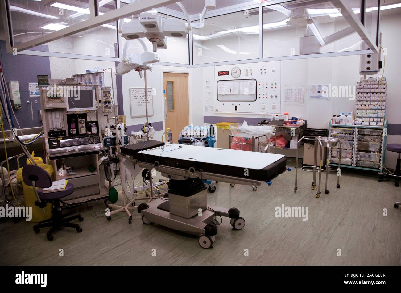Operating theatre. Empty hospital operating theatre with surgical ...