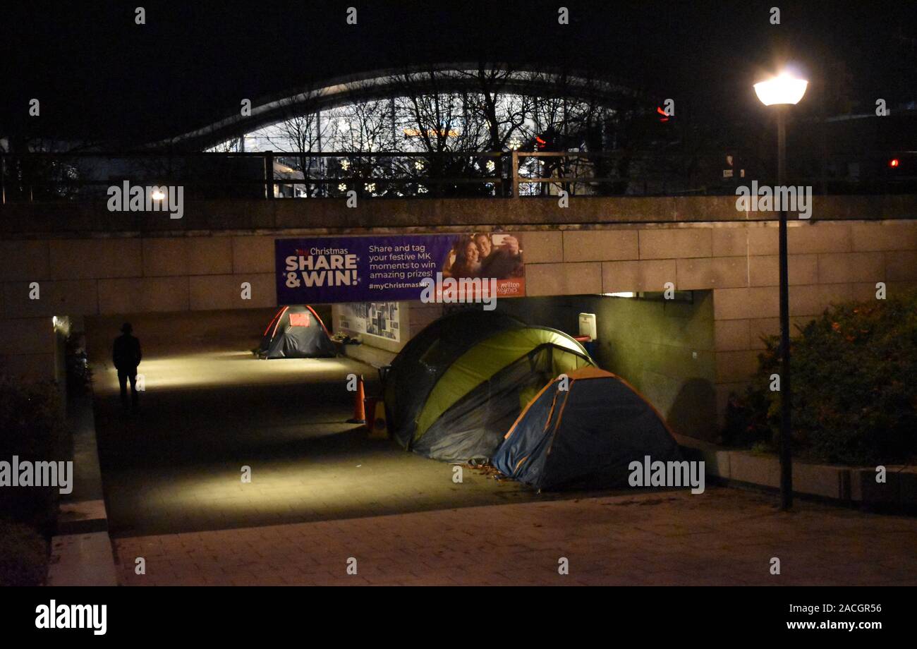 Poor poverty homeless tent hi-res stock photography and images - Alamy