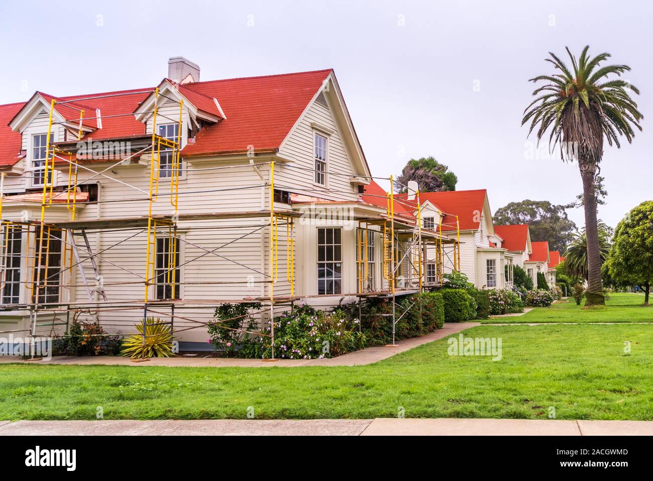 Identical homes hi-res stock photography and images - Alamy