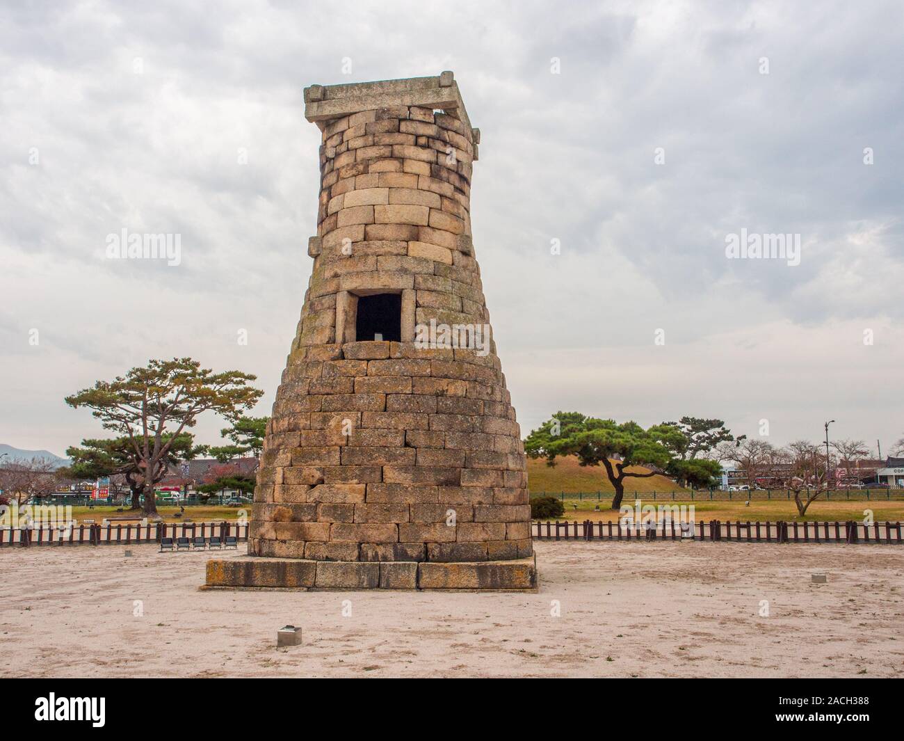 Cheomseongdae astronomical observatory hi-res stock photography and ...