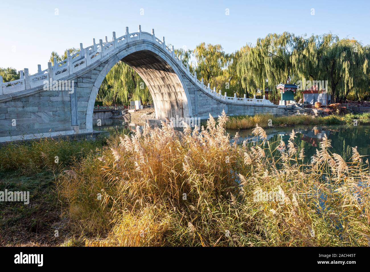 Chinese arch stone bridge hi-res stock photography and images - Alamy