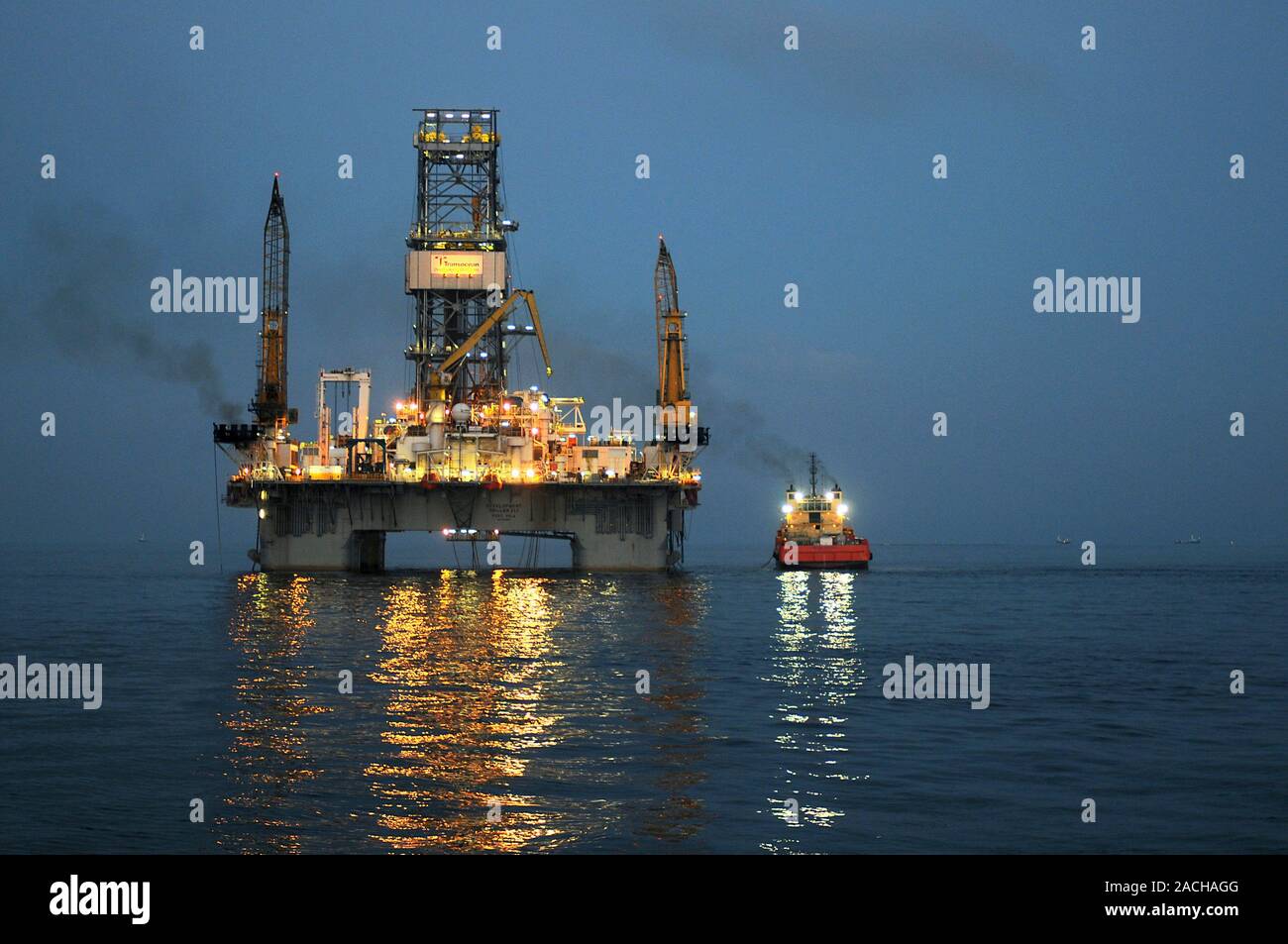 Gulf of Mexico oil spill, 2010. Mobile offshore drilling unit ...