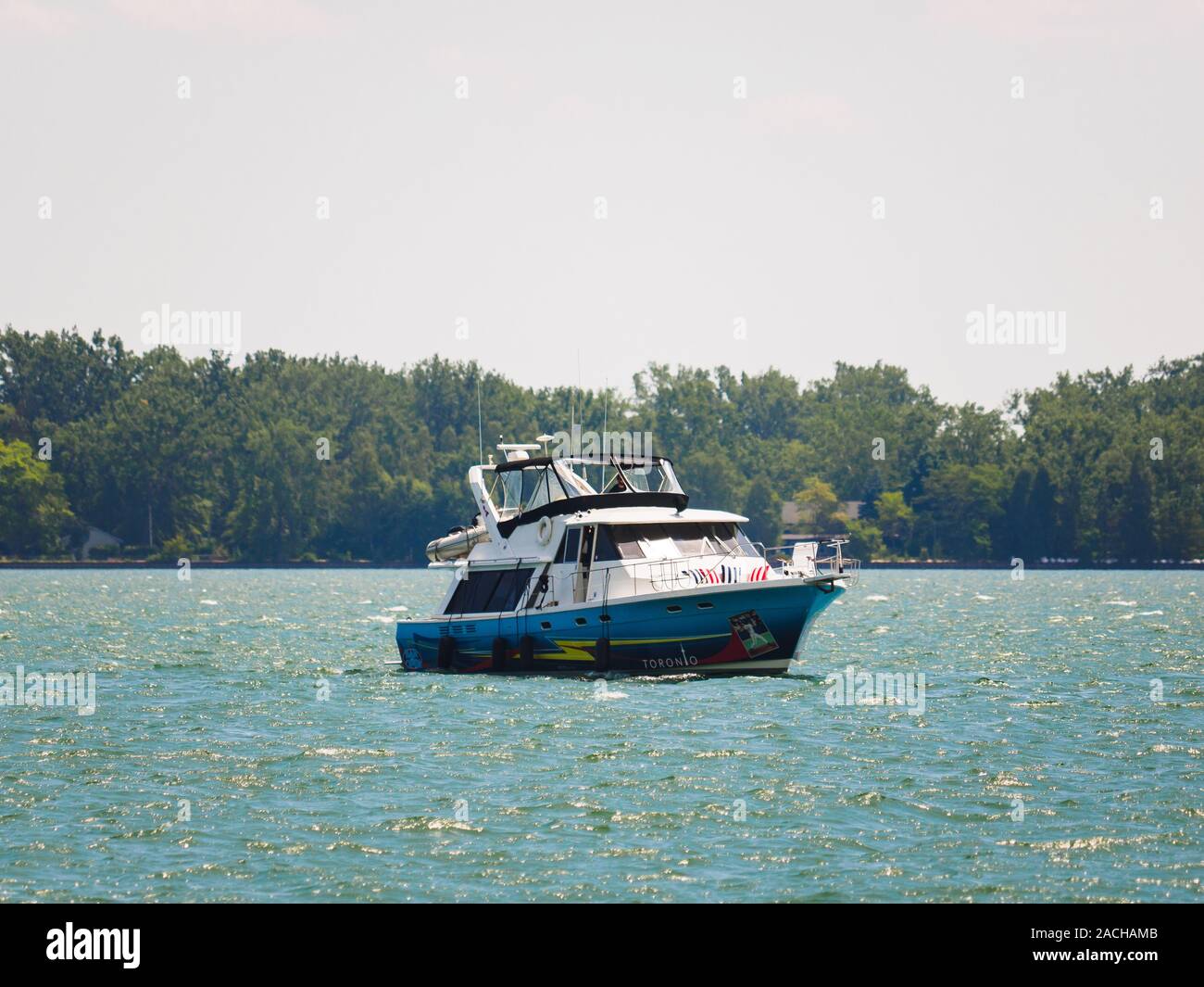Yacht boating on Lake Ontario Stock Photo - Alamy