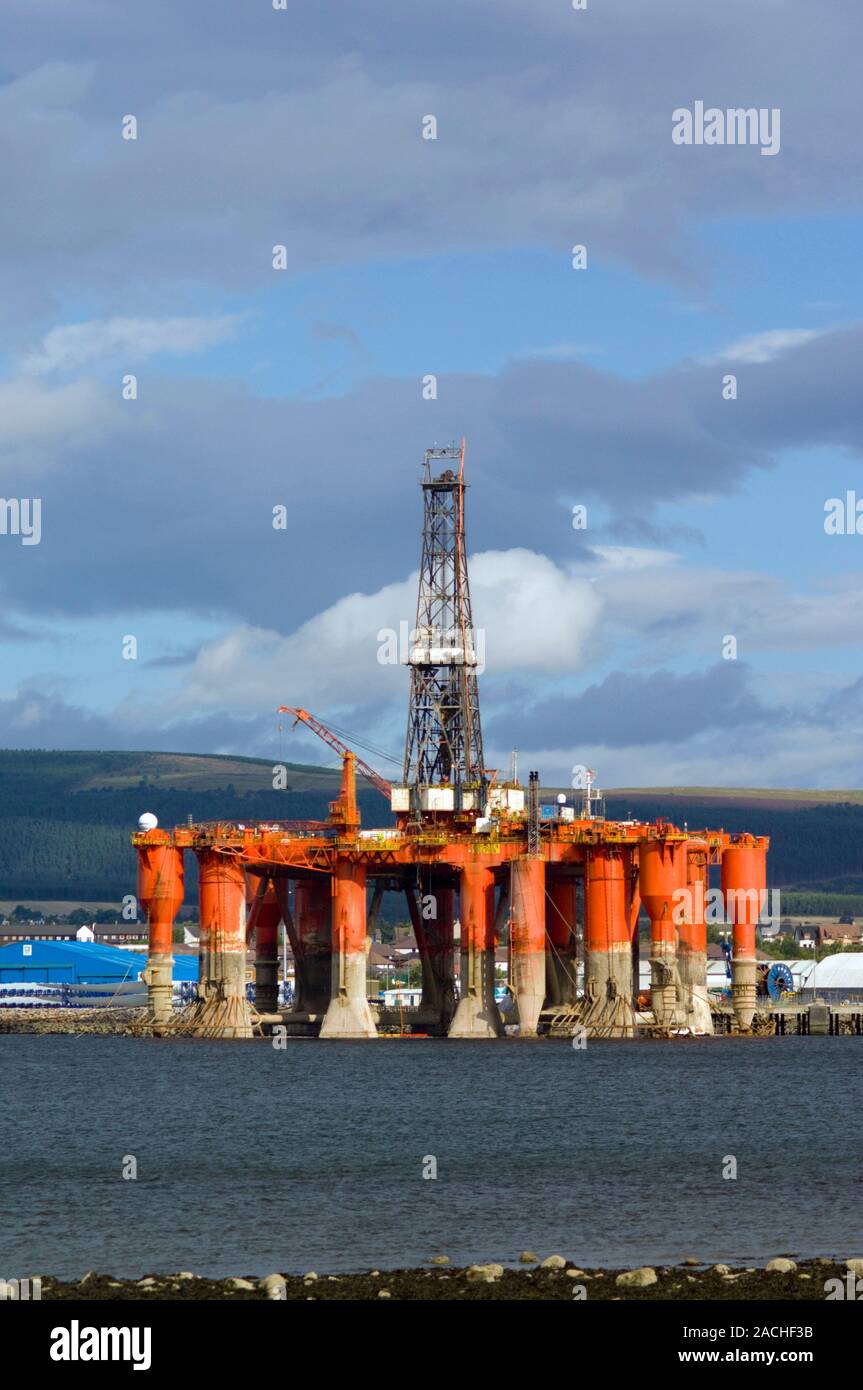 Oil drilling rig. Byford Dolphin semi-submersible oil rig moored in the ...
