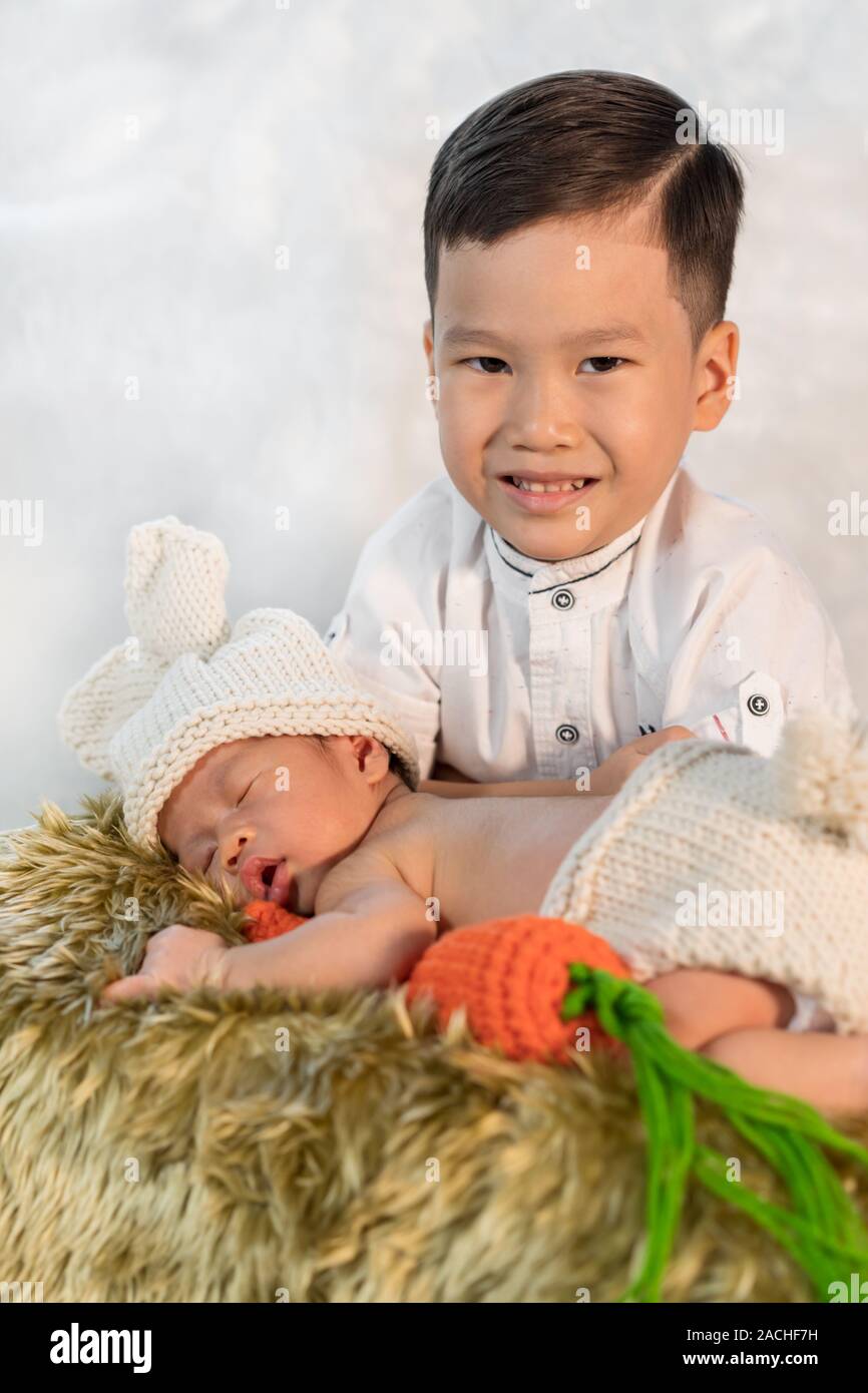 Newborn baby boy and his older brother Stock Photo - Alamy