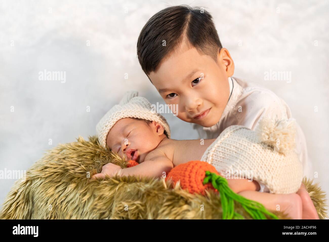 Newborn baby boy and his older brother Stock Photo - Alamy