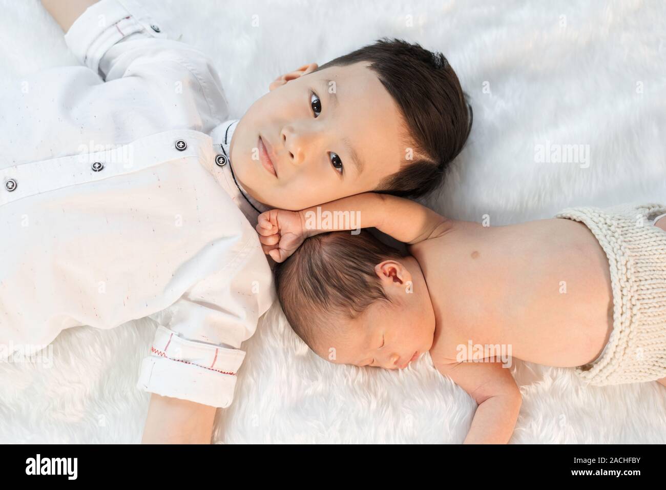 Newborn baby boy and his older brother Stock Photo - Alamy