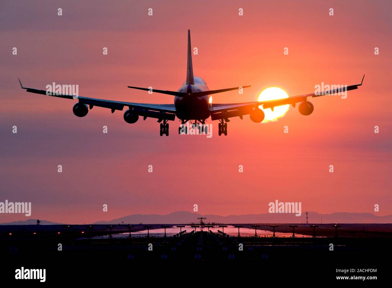 Aeroplane landing at sunset. Boeing 747 landing at sunset at Vancouver ...