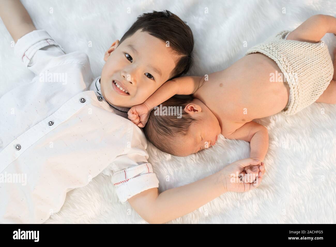 Newborn baby boy and his older brother Stock Photo - Alamy