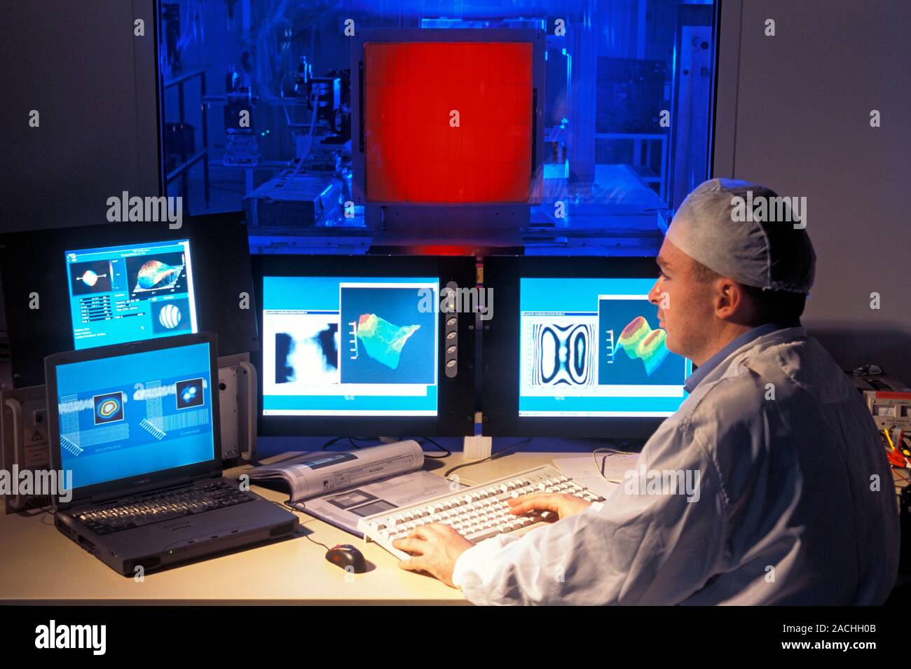Laser Megajoule optics programming. Engineer programming the deformable ...
